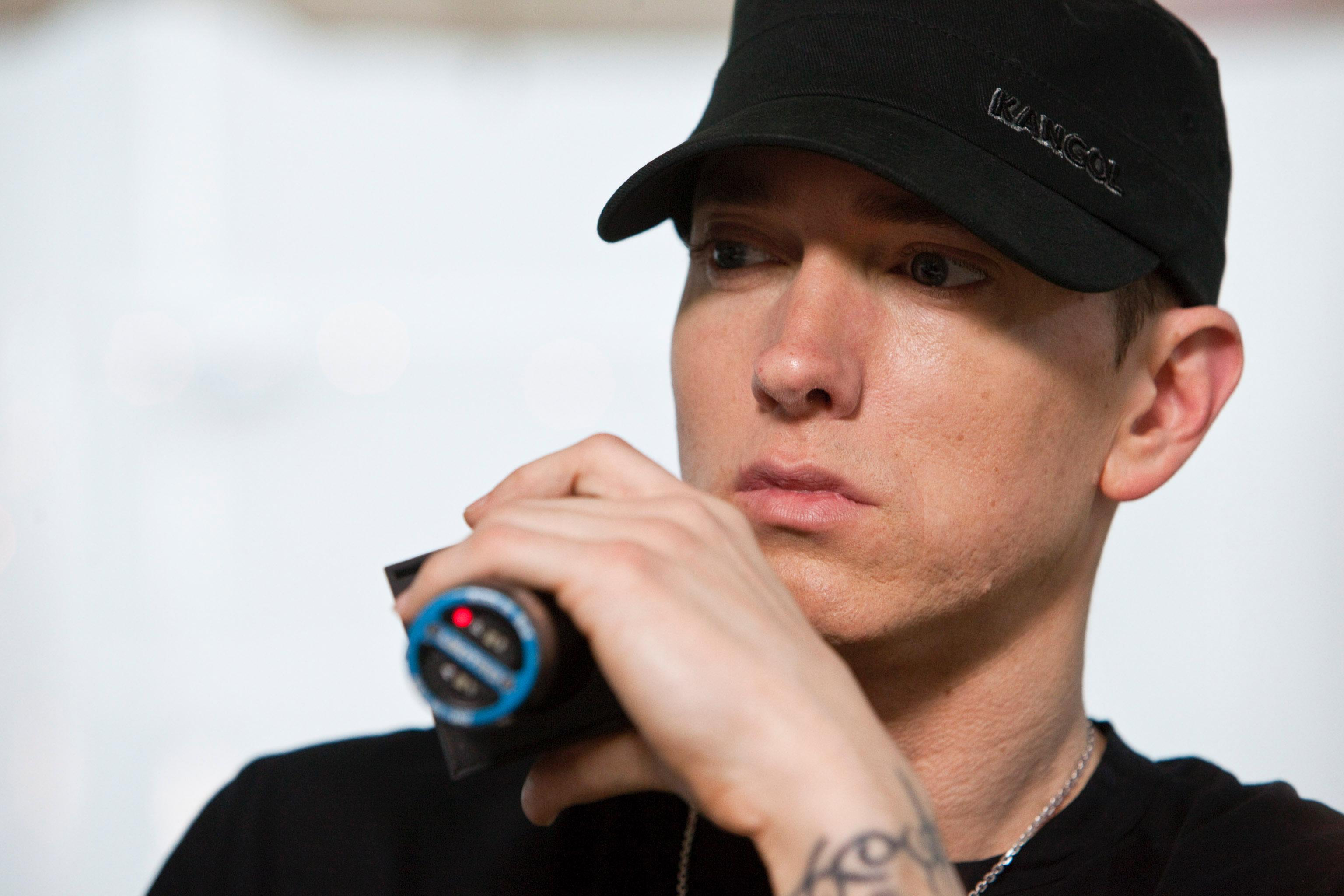 LISTEN: Eminem Responds To Machine Gun Kelly in “Killshot” - Z 107.9